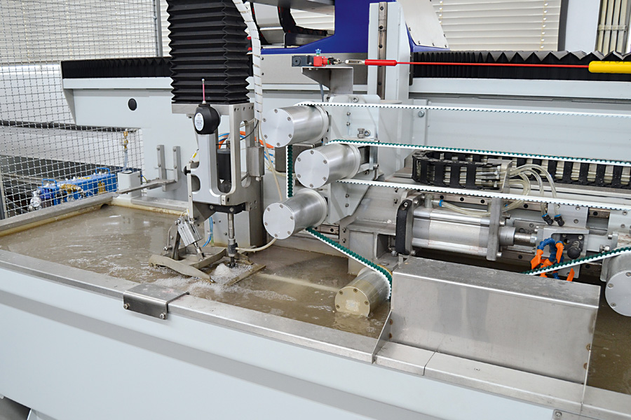 Wasserstrahlschneiden bei Zahnriemen | BRECO® Zahnriemen | NEWS | Mulco®